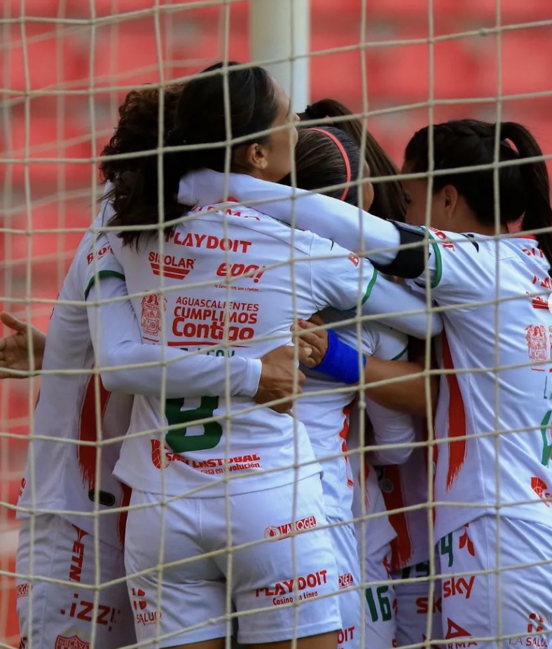 Necaxa Femenil juega con uniformes viejos y con parches... y el equipo ...
