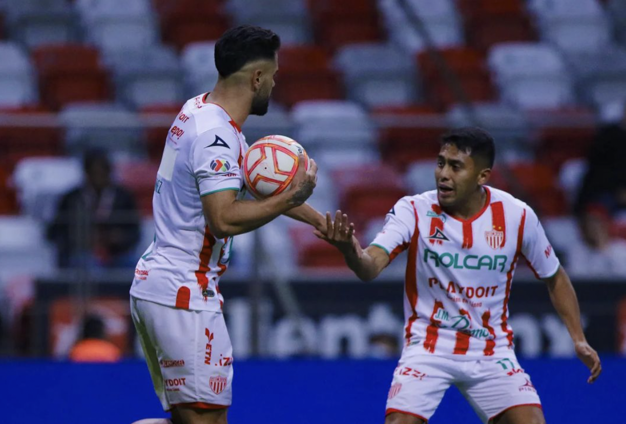 Necaxa Femenil juega con uniformes viejos y con parches... y el equipo ...