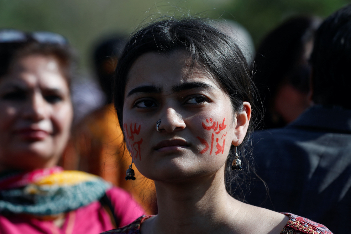 8M en Pakistán: Fotos de mujeres marchando y desafiando la prohibición