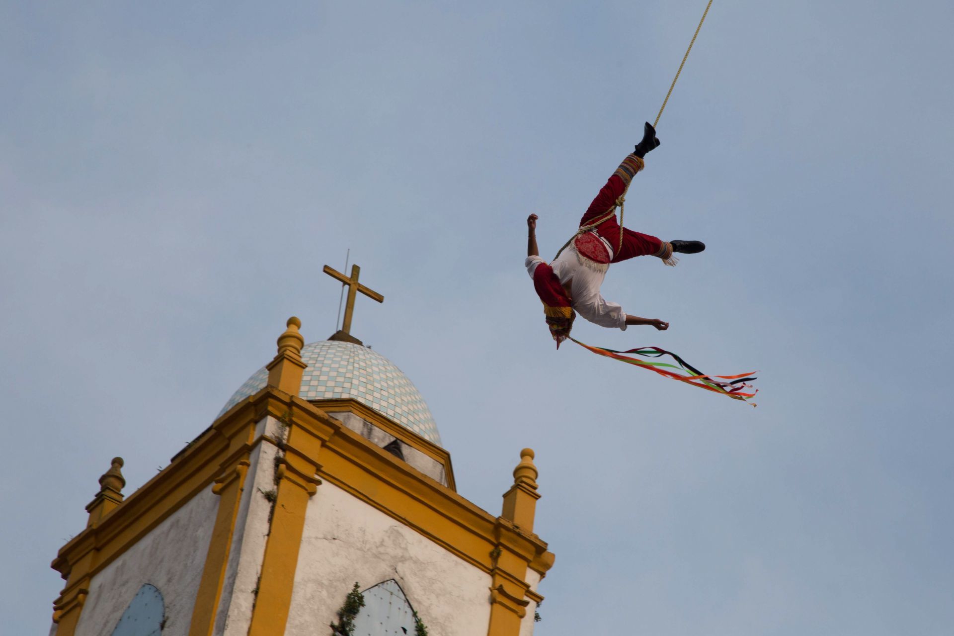 Mujer cae 15 metros en show de Voladores y muere en Feria de las Flores ...
