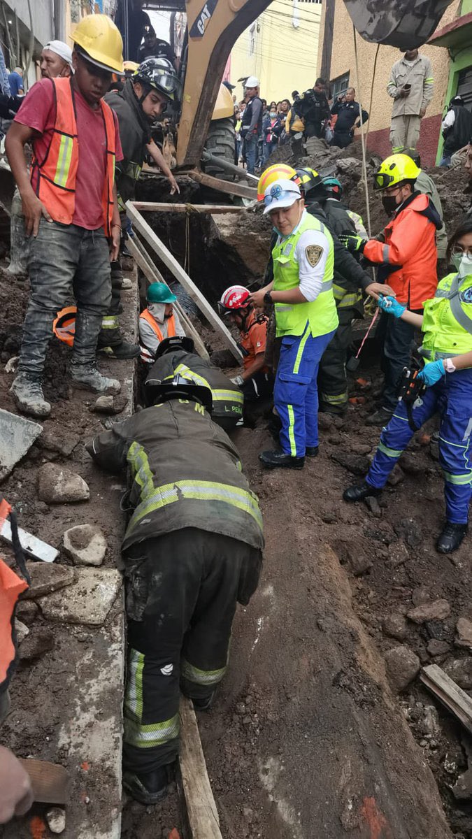 Derrumbe en una obra de drenaje deja un muerto y un herido en la Álvaro Obregón