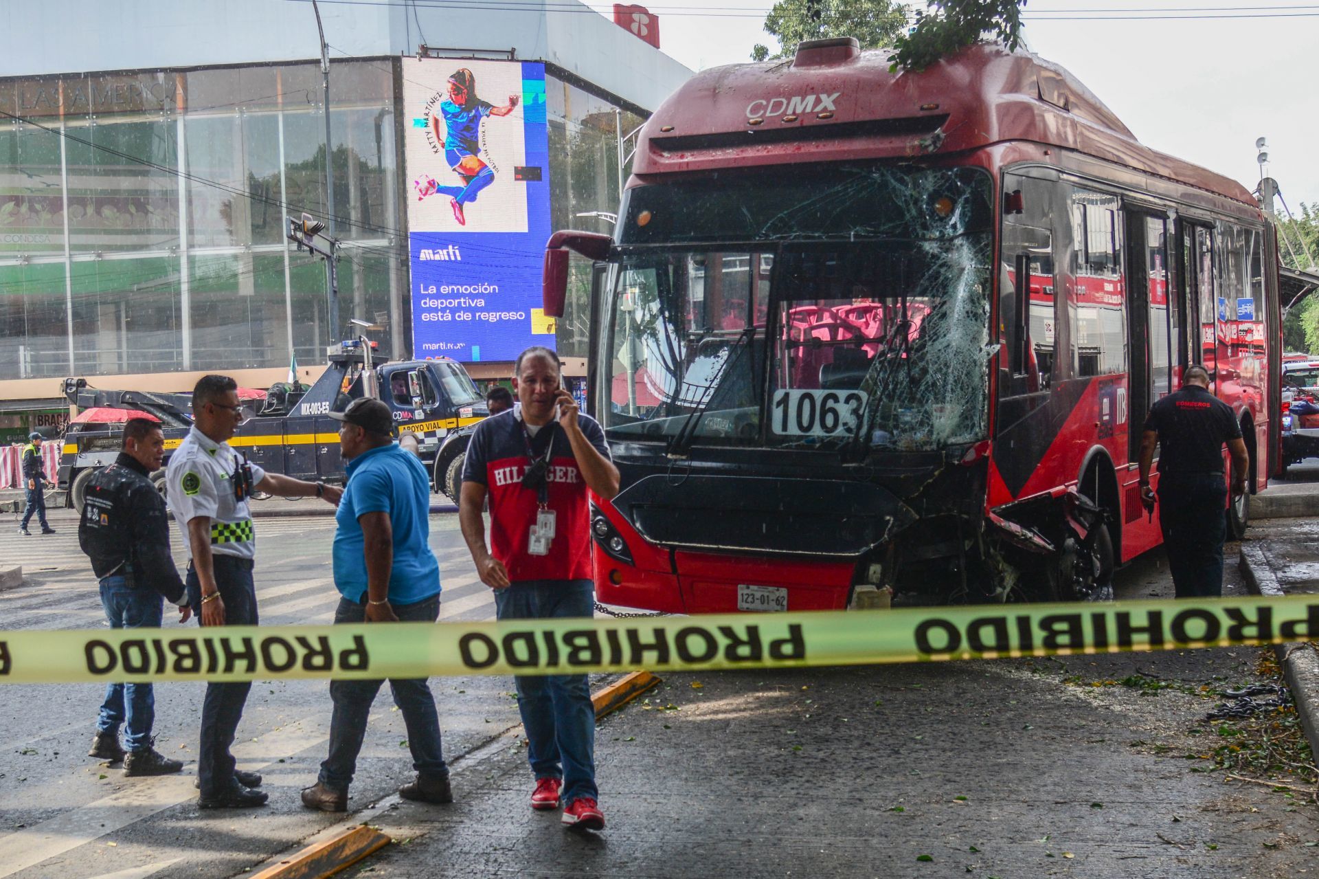 Metrobús choca contra un árbol en Insurgentes y deja 20 heridos