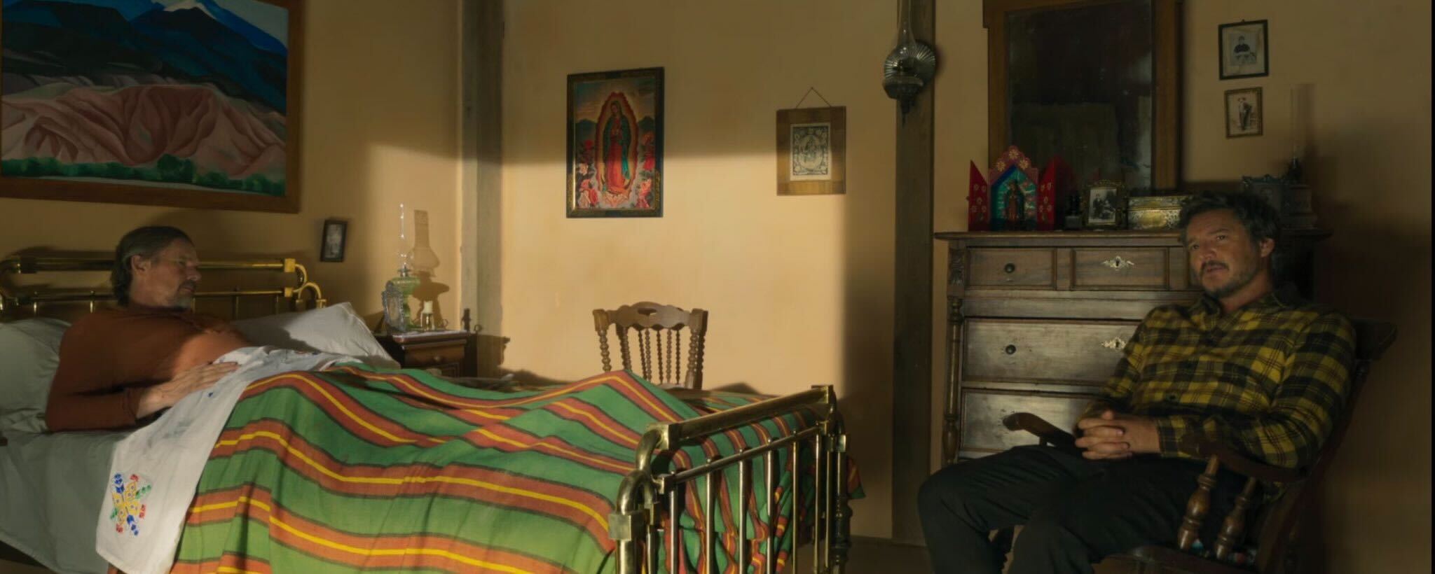 Checa a Ethan Hawke y Pedro Pascal en el primer tráiler de 'Strange Way ...