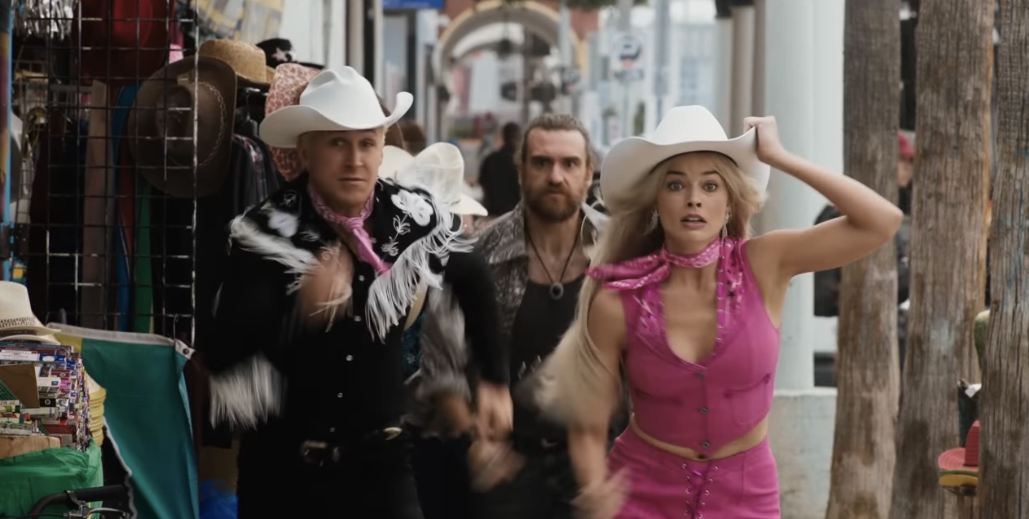Margot Robbie y Ryan Gosling llegan al mundo real en el nuevo tráiler ...