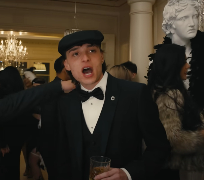 Maestra enseña español con "Ella Baila Sola" de Peso Pluma