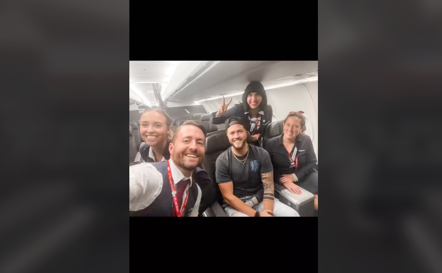 Tiktoker tuvo vuelo retrasado de 18 horas; así reaccionó la aerolínea