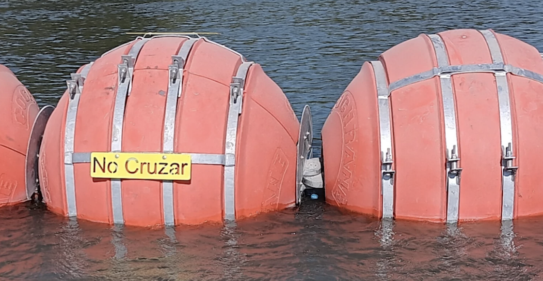 Así se ven de cerca las boyas con sierras que puso Texas contra migrantes