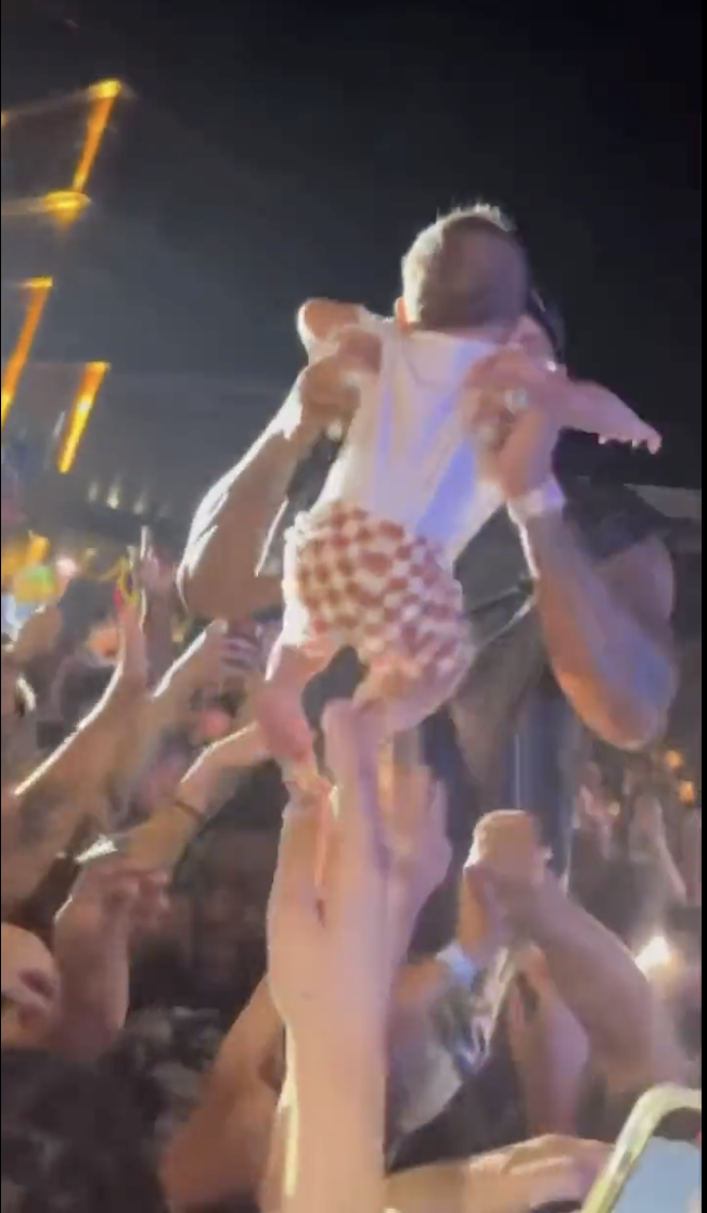Flo Rida cachó a un bebé en pleno concierto (y casi se lo queda)