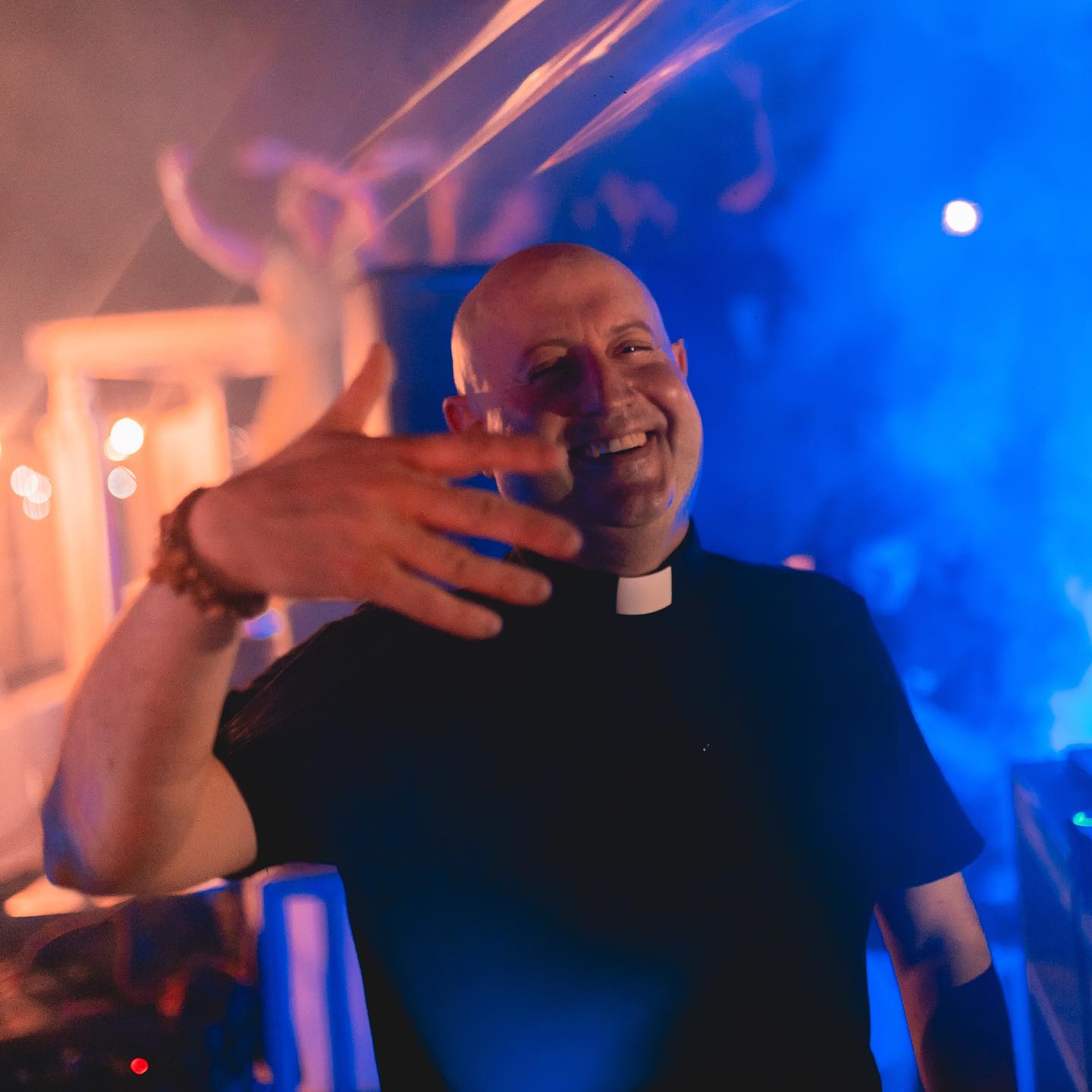 La historia del Padre Guilherme, el sacerdote que también le hace de DJ