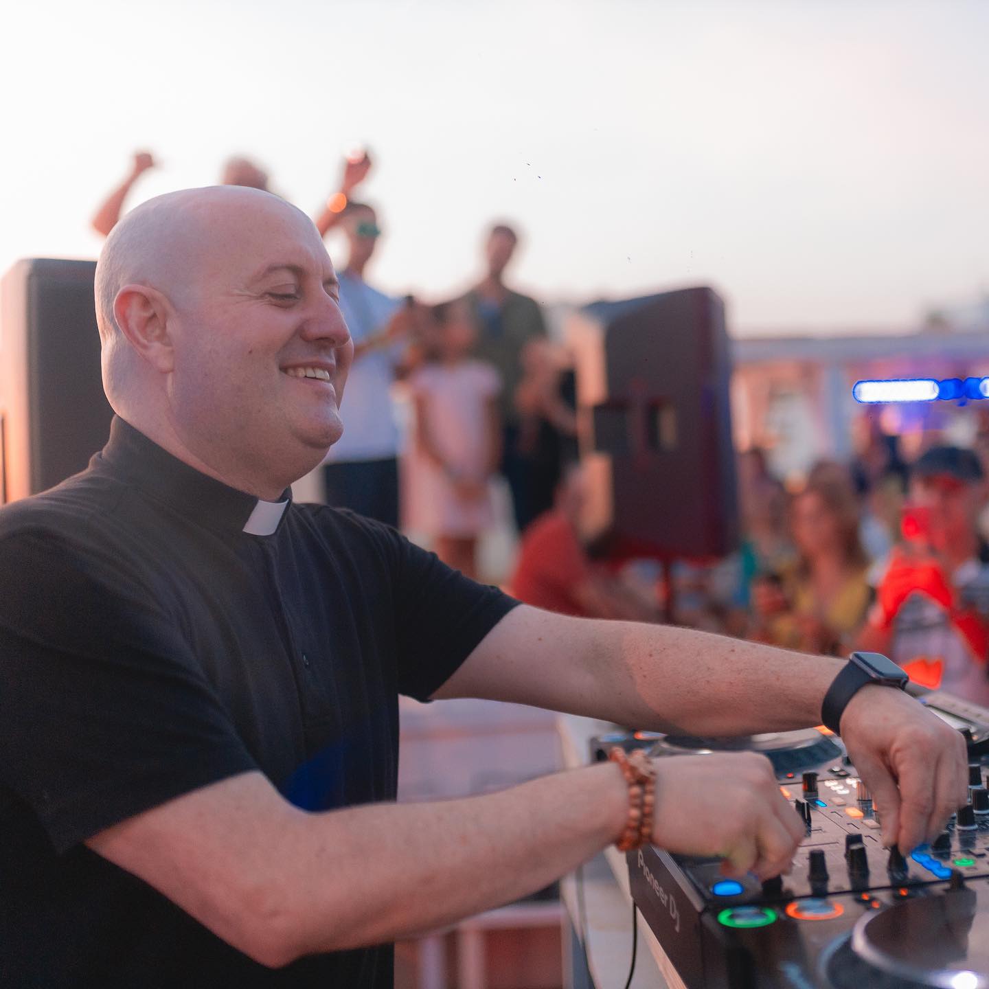 La historia del Padre Guilherme, el sacerdote que también le hace de DJ