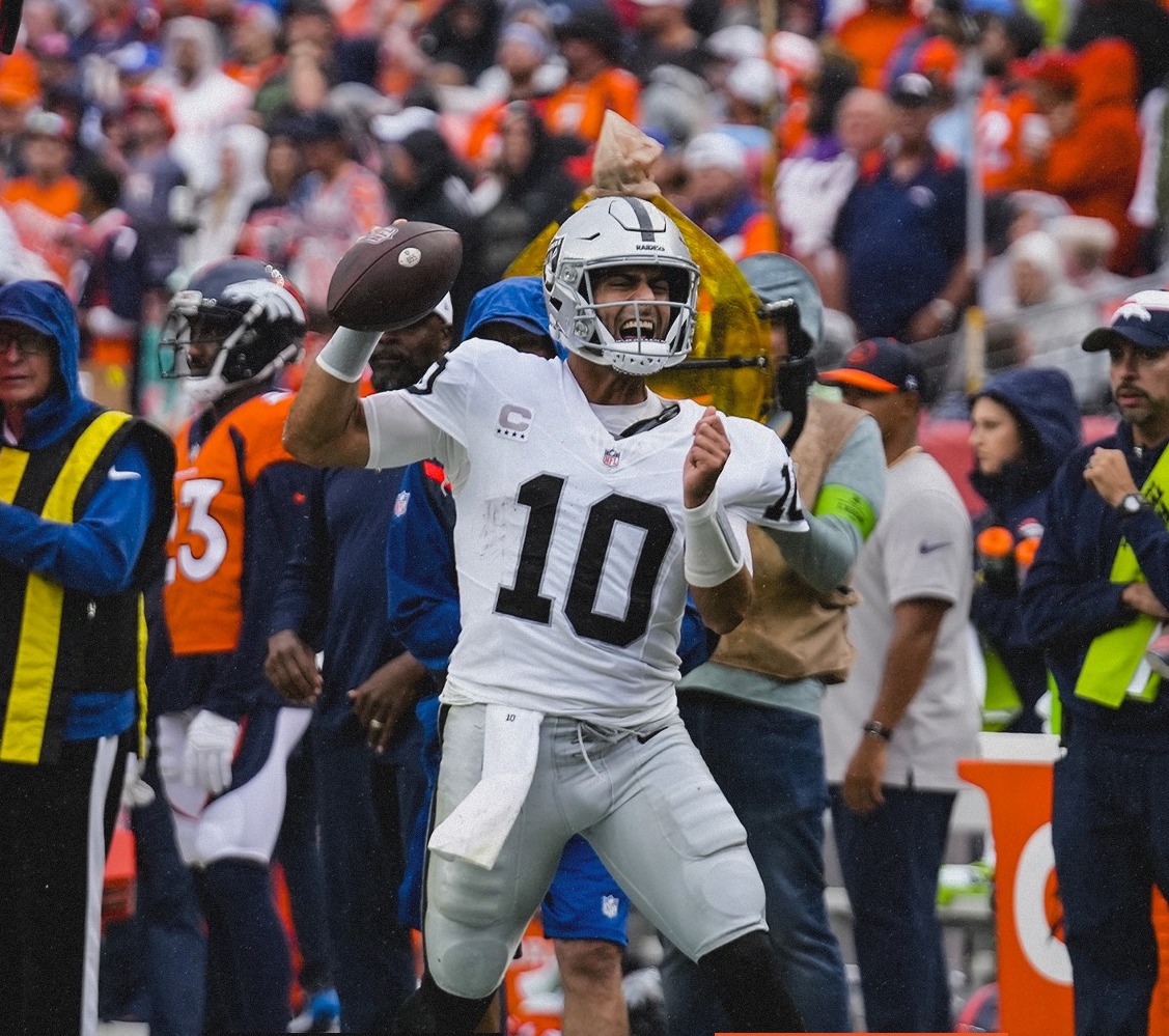 Jimmy Garoppolo abandona en ambulancia a los Raiders