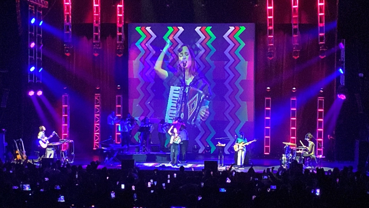 El desahogo y la alegría de ‘su historia’: Julieta Venegas en el Teatro ...