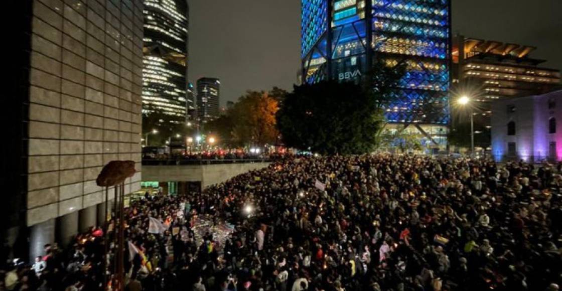 Así se vivió la velada en la Estela de Luz para recordar a le ...