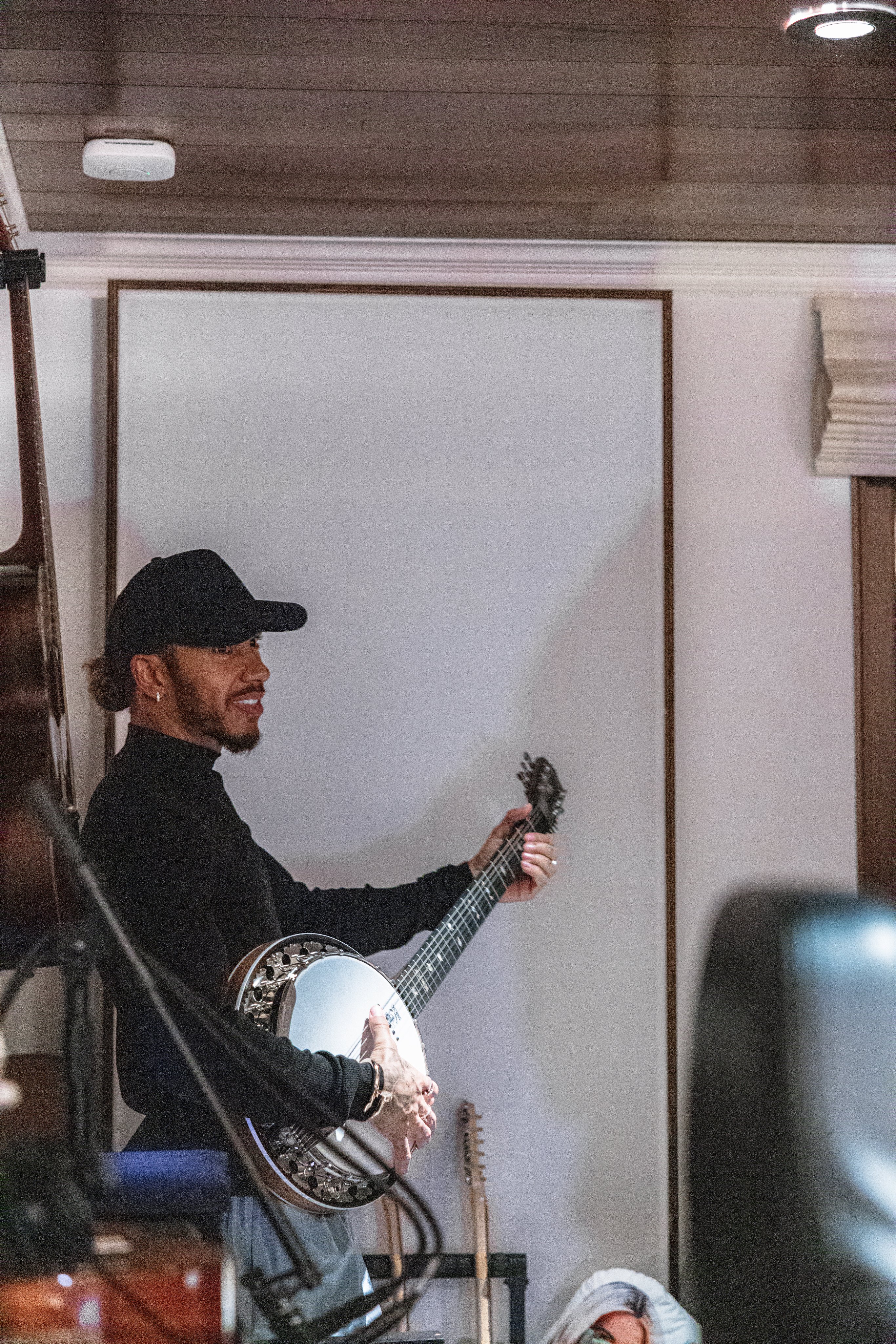 XNDA: Lewis Hamilton piloto de tiempo completo y cantante en sus ratos ...