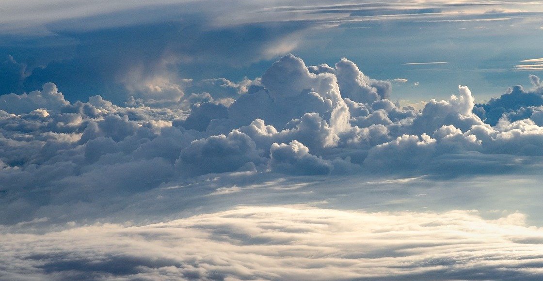 Tirar agua en tu patio sirve para...¿fortalecer las nubes?