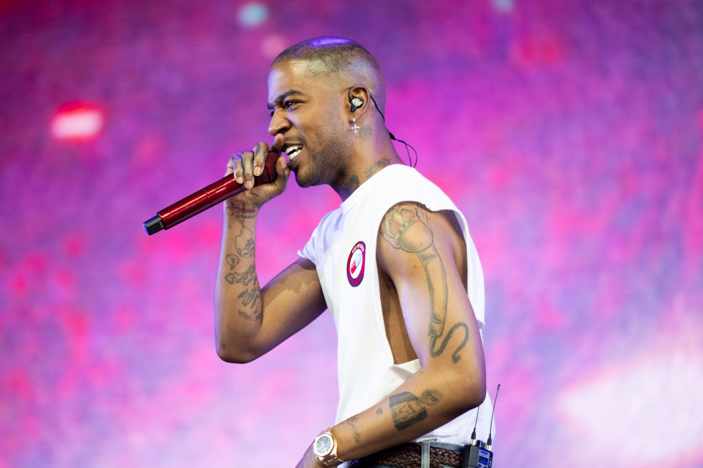 Salió mal: Kid Cudi se rompe el pie durante su set en Coachella 2024