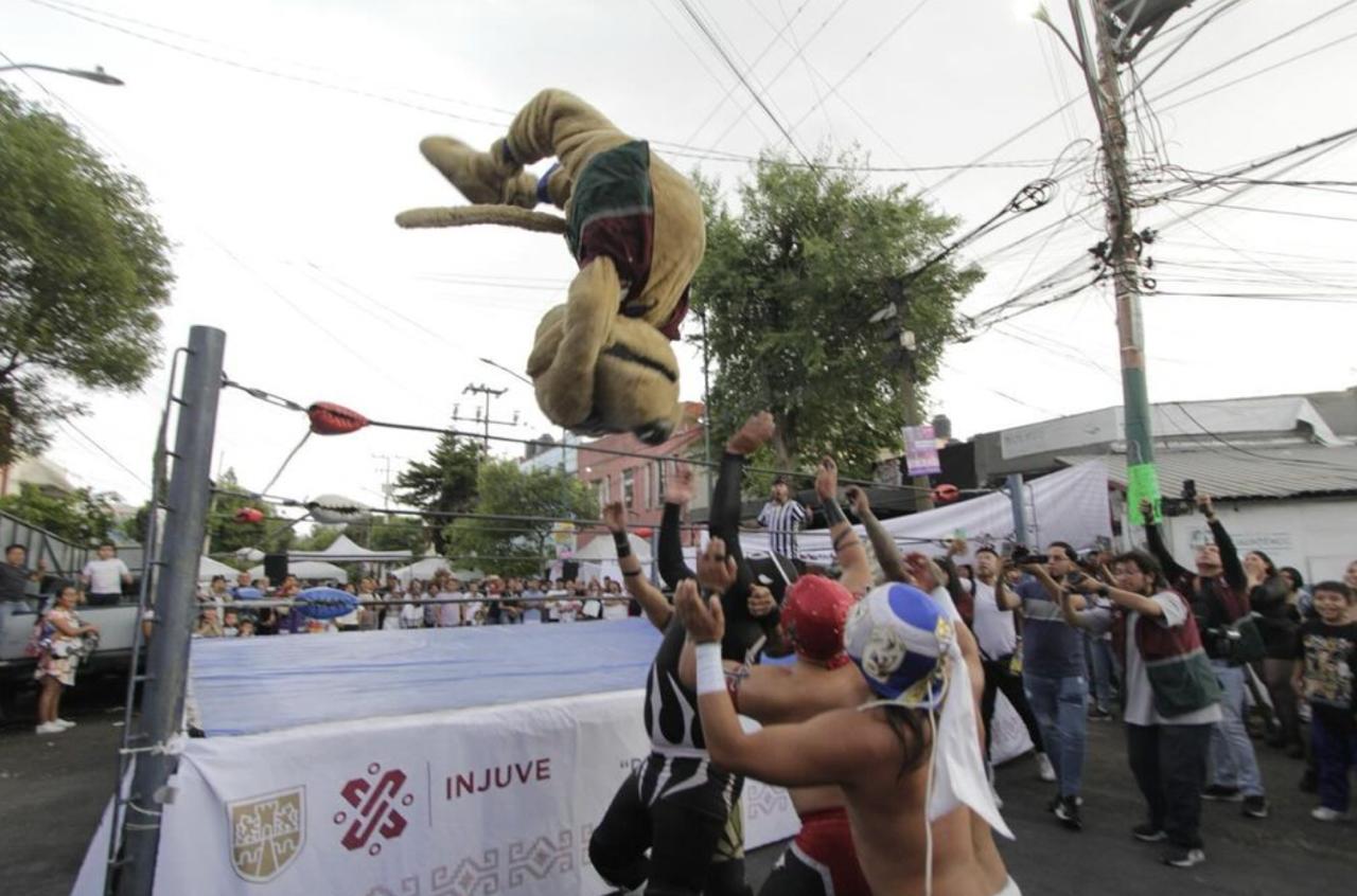 La historia de la botarga de perrito luchador que anda por CDMX
