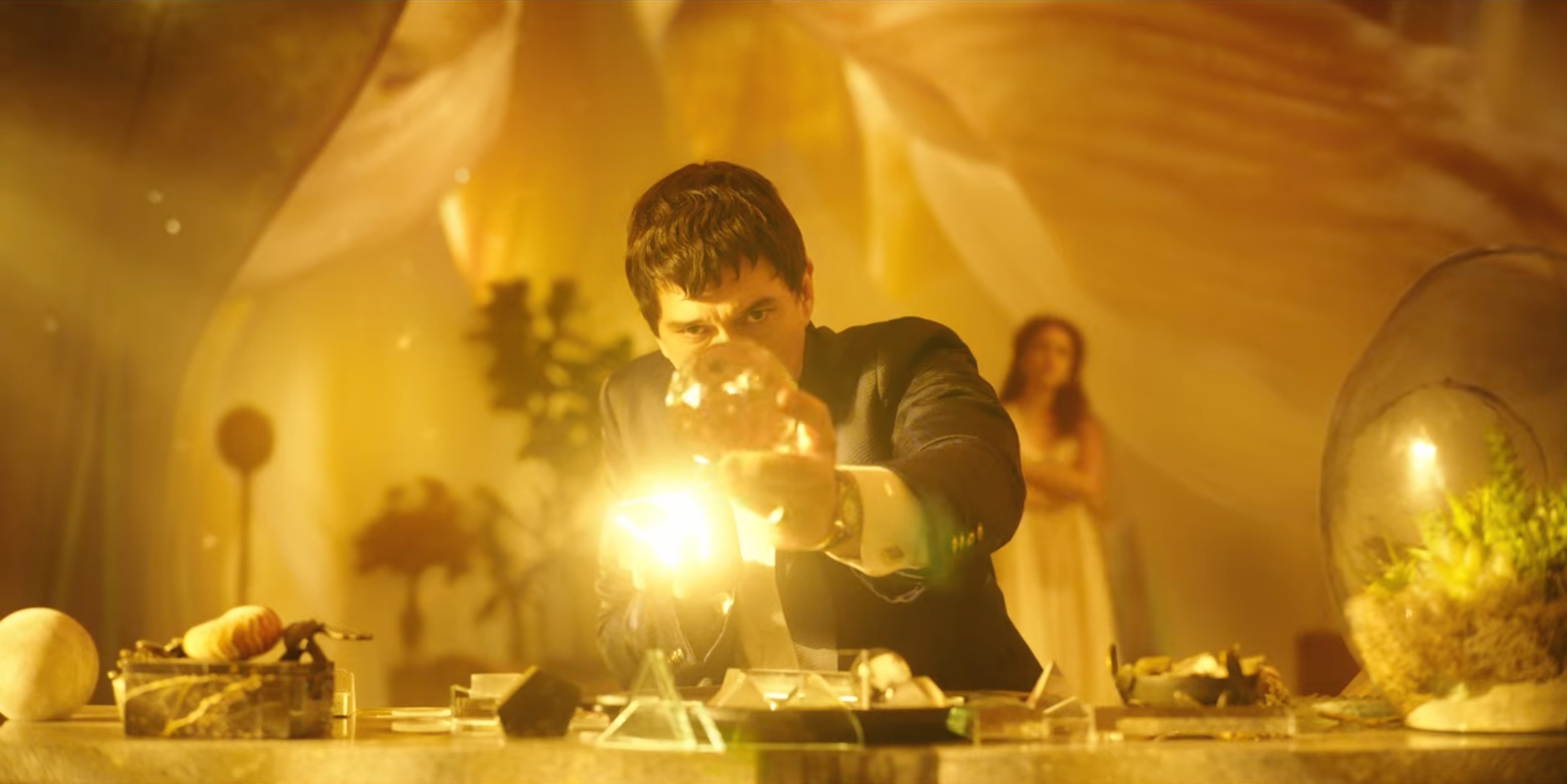 Adam Driver se convierte en el líder de una ciudad utópica en el ...