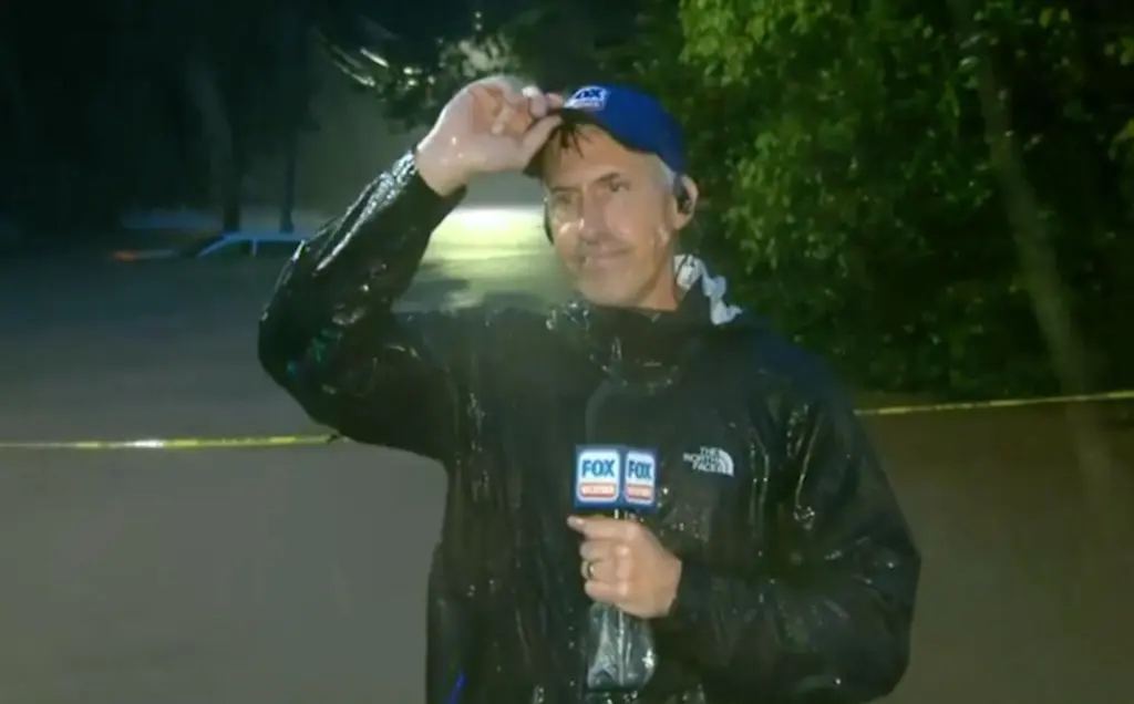 Reportero salva en vivo a una mujer atrapada por las inundaciones por ...