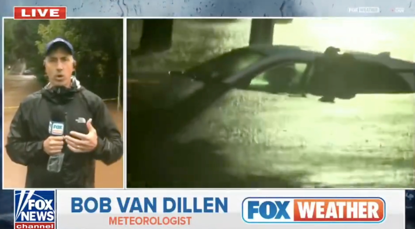 Reportero salva en vivo a una mujer atrapada por las inundaciones por ...