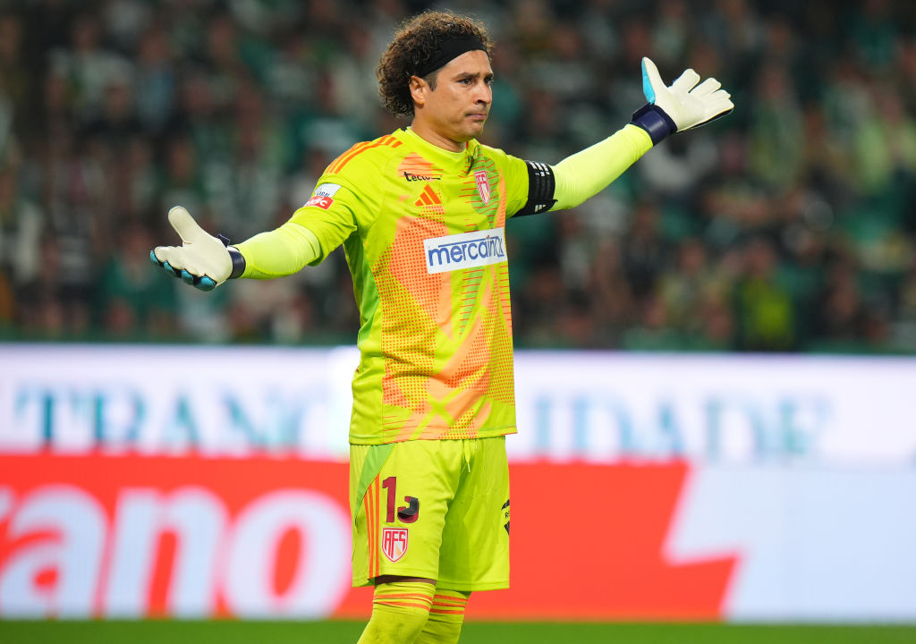 ¿Está para selección? Los atajadones de Ochoa, pese a la goleada al AVS