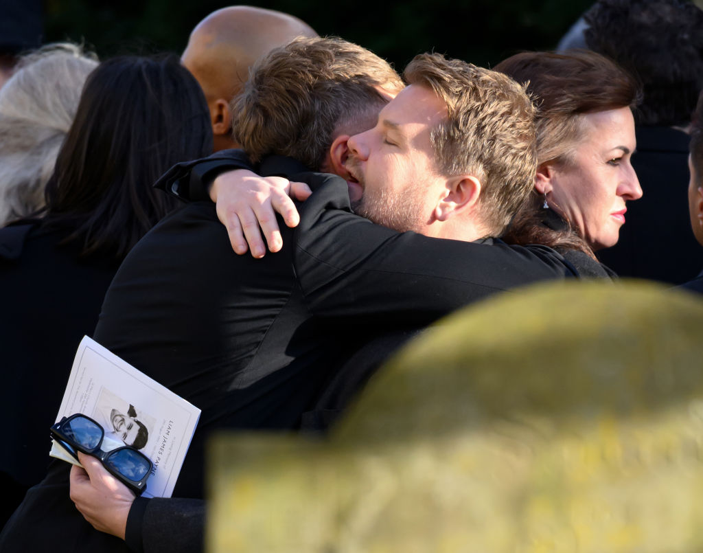 Triste reunión: Integrantes de One Direction asisten al funeral de Liam ...