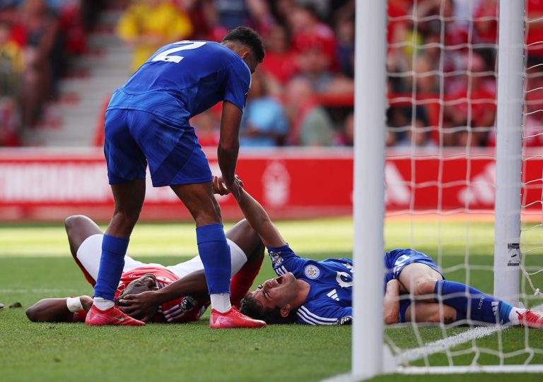 Taiwo Awoniyi del Nottingham Forest en coma, tras polémica jugada en la ...