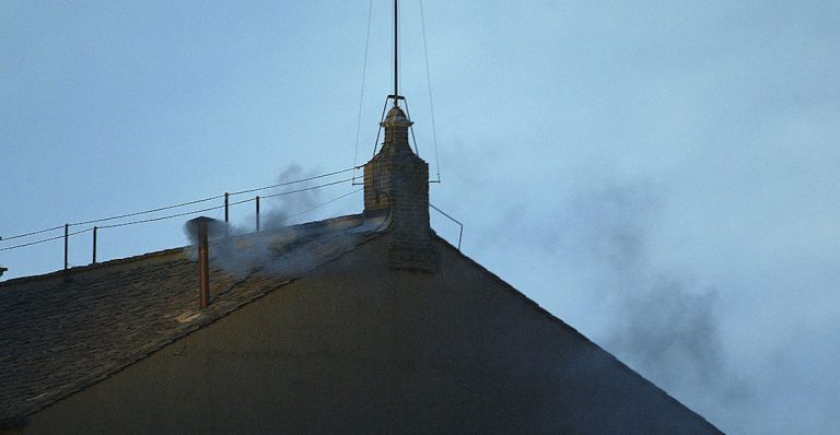 Historia del humo blanco y el humo negro para elegir al nuevo papa