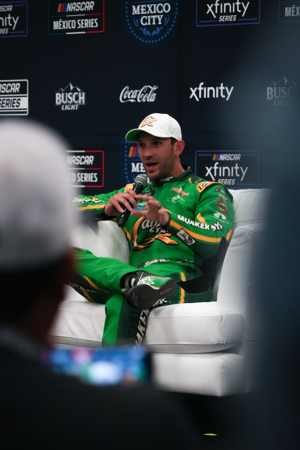 Del último al primero: La hazaña histórica de Daniel Suárez en la NASCAR
