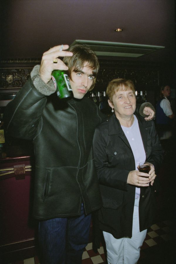 La mamá de los Gallagher habla sobre cómo influyó en la reunión de Oasis