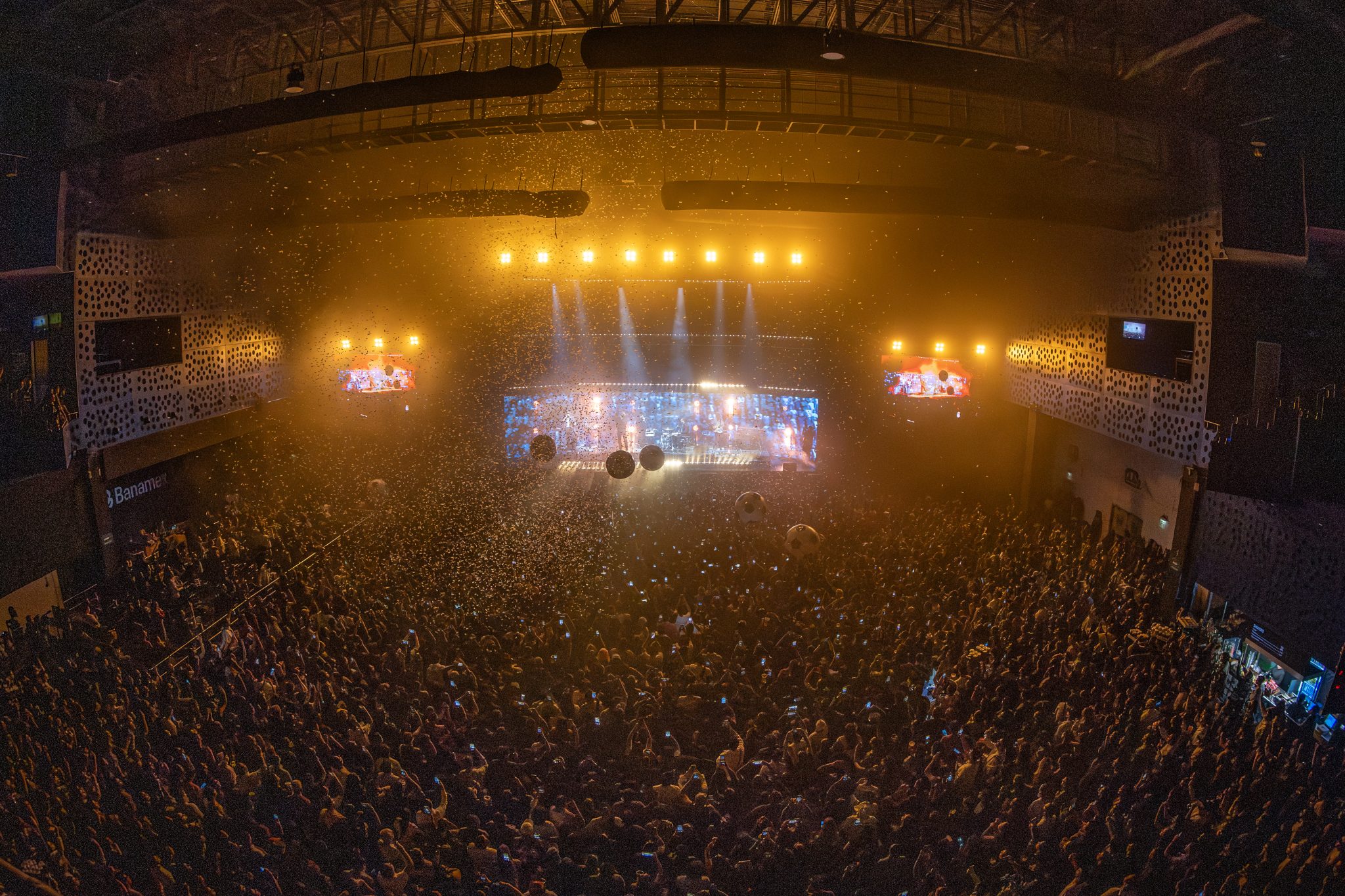 Clubz presentó Radio Kono en el Pepsi Center, su show más grande en CDMX