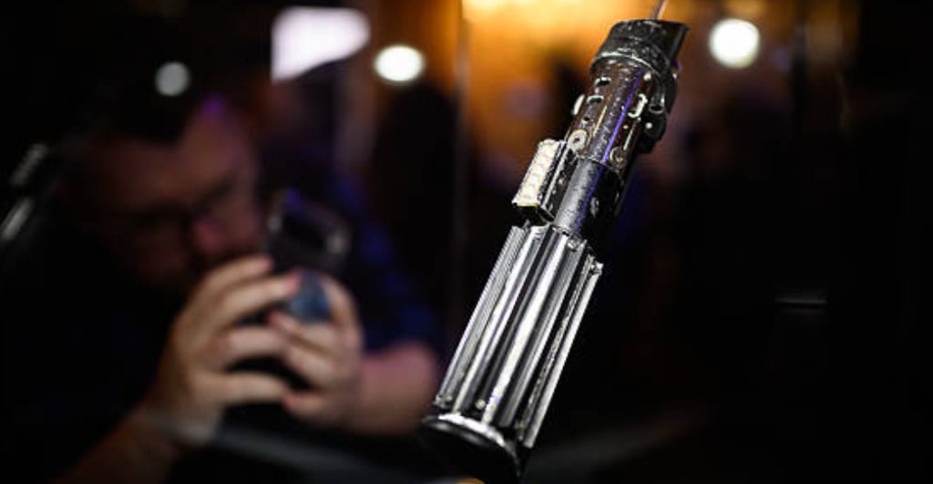 ¡Prepara tu cartera! El icónico sable de luz de Darth Vader será subastado