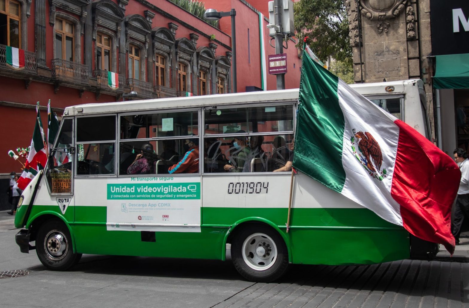 Achis: Graban a niño manejando microbús con pasajeros, en Durango