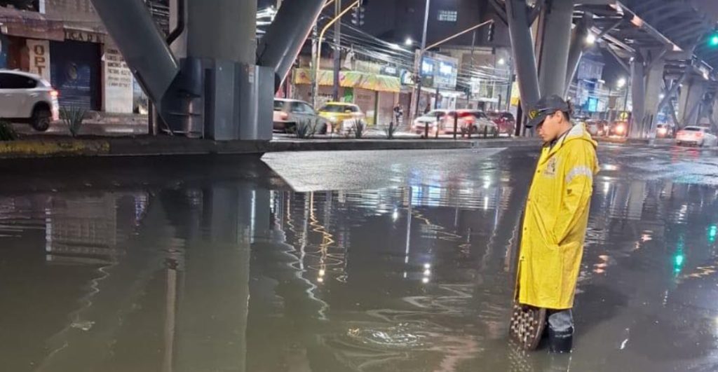 Colapsa Iztapalapa y zona oriente de la CDMX por lluvias