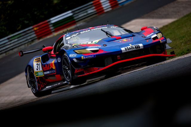 ¡Max Verstappen gana con Ferrari en su debut en Nürburgring!