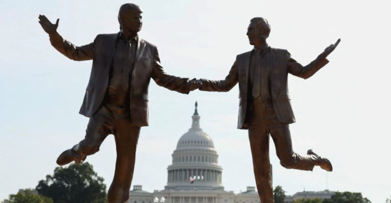 Retiran escultura de Trump y Epstein tomados de la mano que apareció en ...