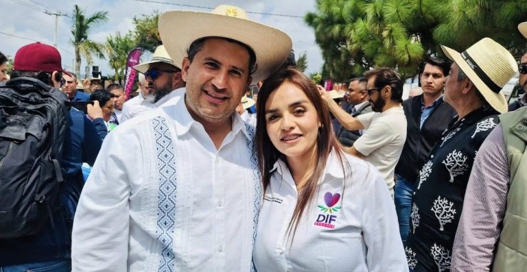 Grecia Quiroz, viuda de Carlos Manzo rinde protesta como nueva ...