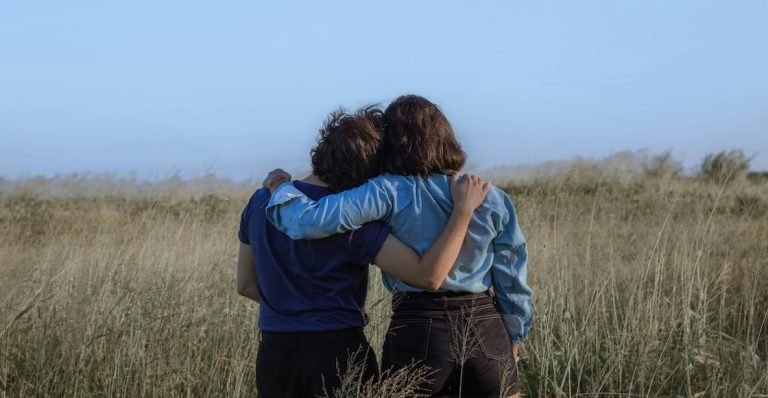 9 beneficios de dar o recibir un abrazo
