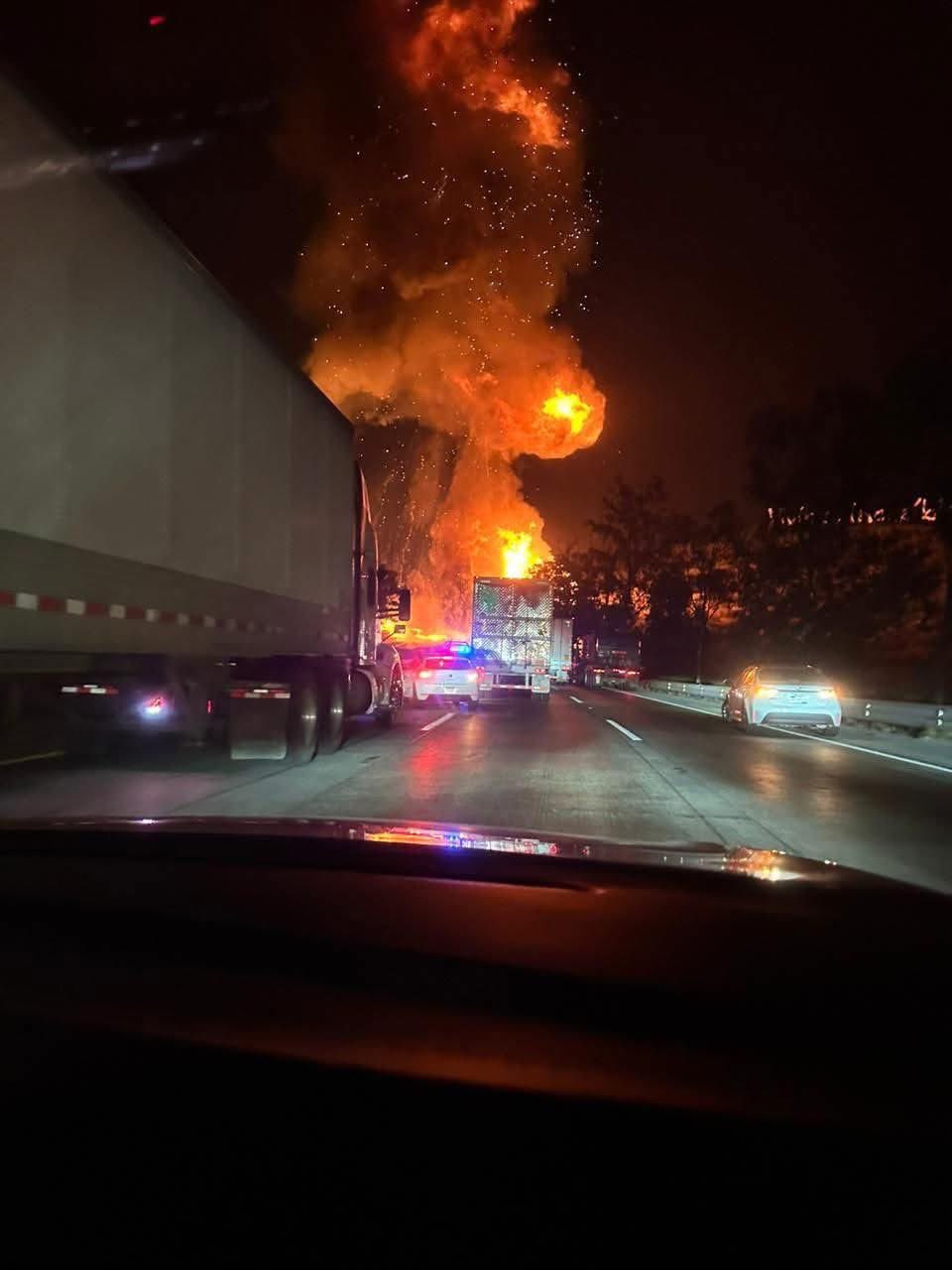 Explosión de pipa de gas causa cierre en la autopista México-Querétaro