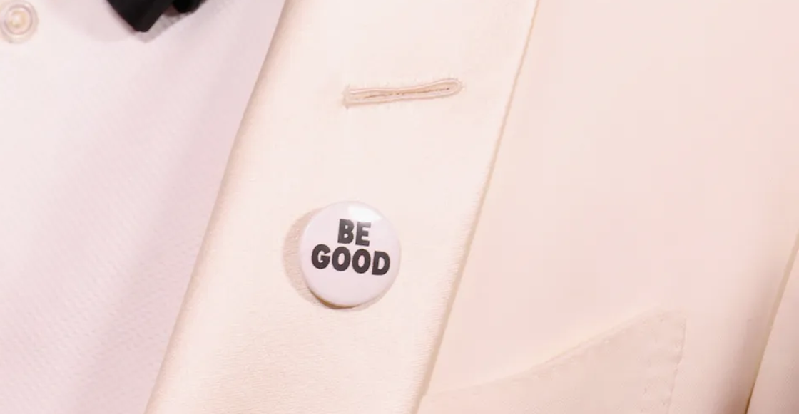 ¿Qué significan los pines de "Be Good" en los Golden Globes 2026?
