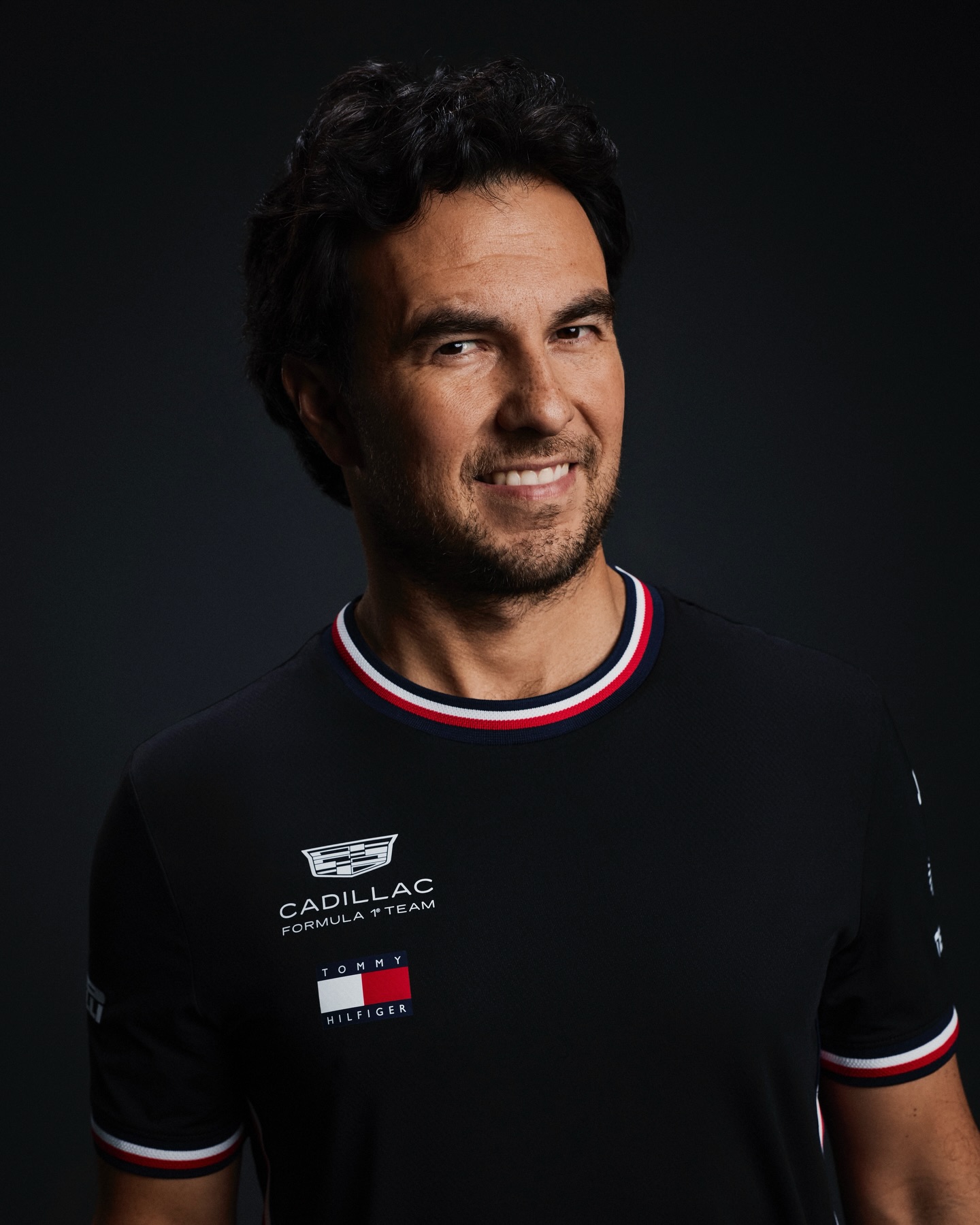 Así es la nueva playera de Checo Pérez con Cadillac