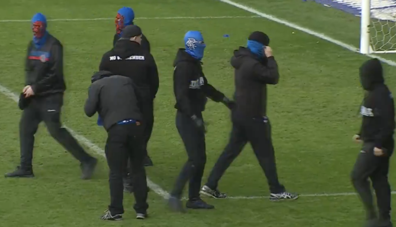 Aficionados encapuchados del Rangers generan caos tras ser eliminados ...