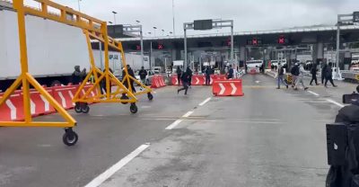 Normalistas toman caseta de Tlalpan en jornada de protesta por Ayotzinapa